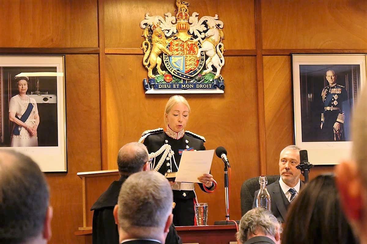 Alison Blake tomó juramento como gobernadora de la colonia b