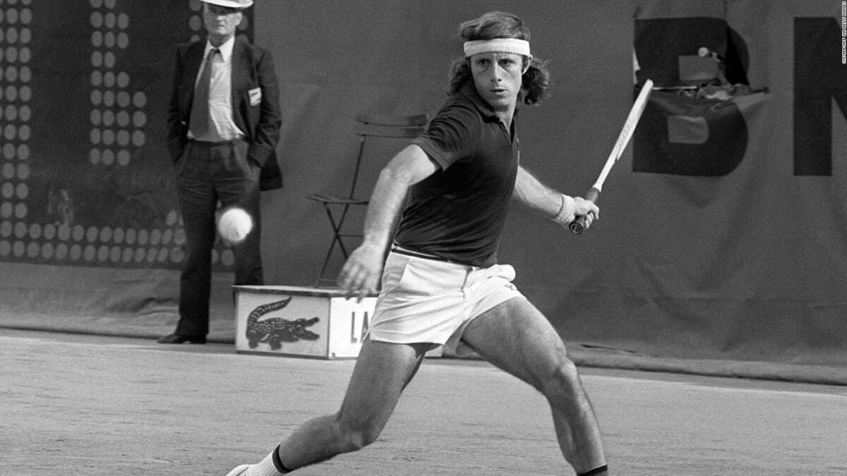 Guillermo Vilas gave one of his rackets to former combatant Miguel Savage